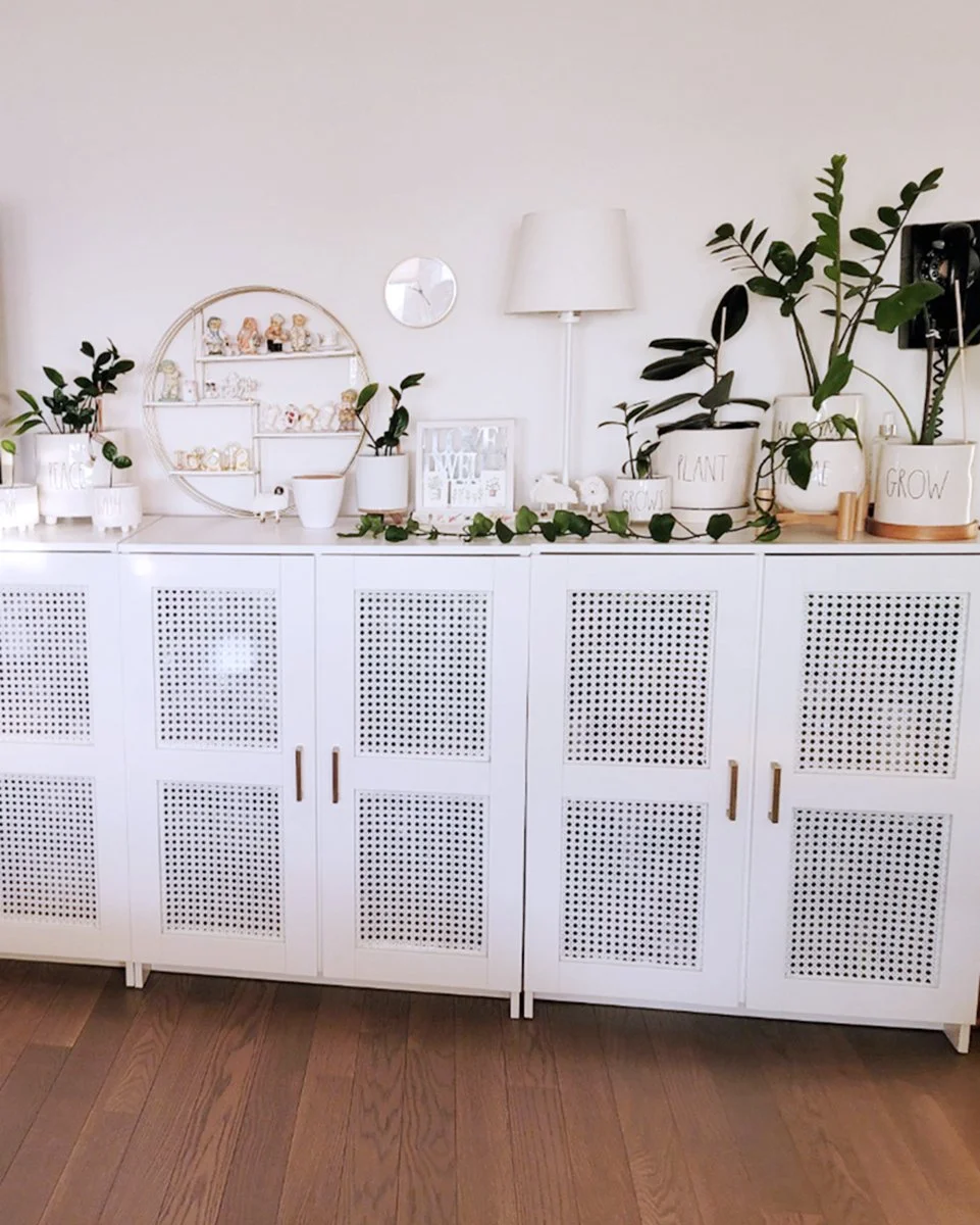 cabinet screen t-square in the kitchen