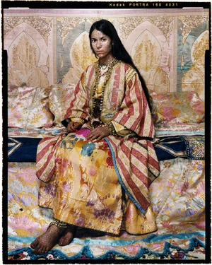 Photographer Lalla Essaydi: and a tale of Crossing Boundaries Bridging ...