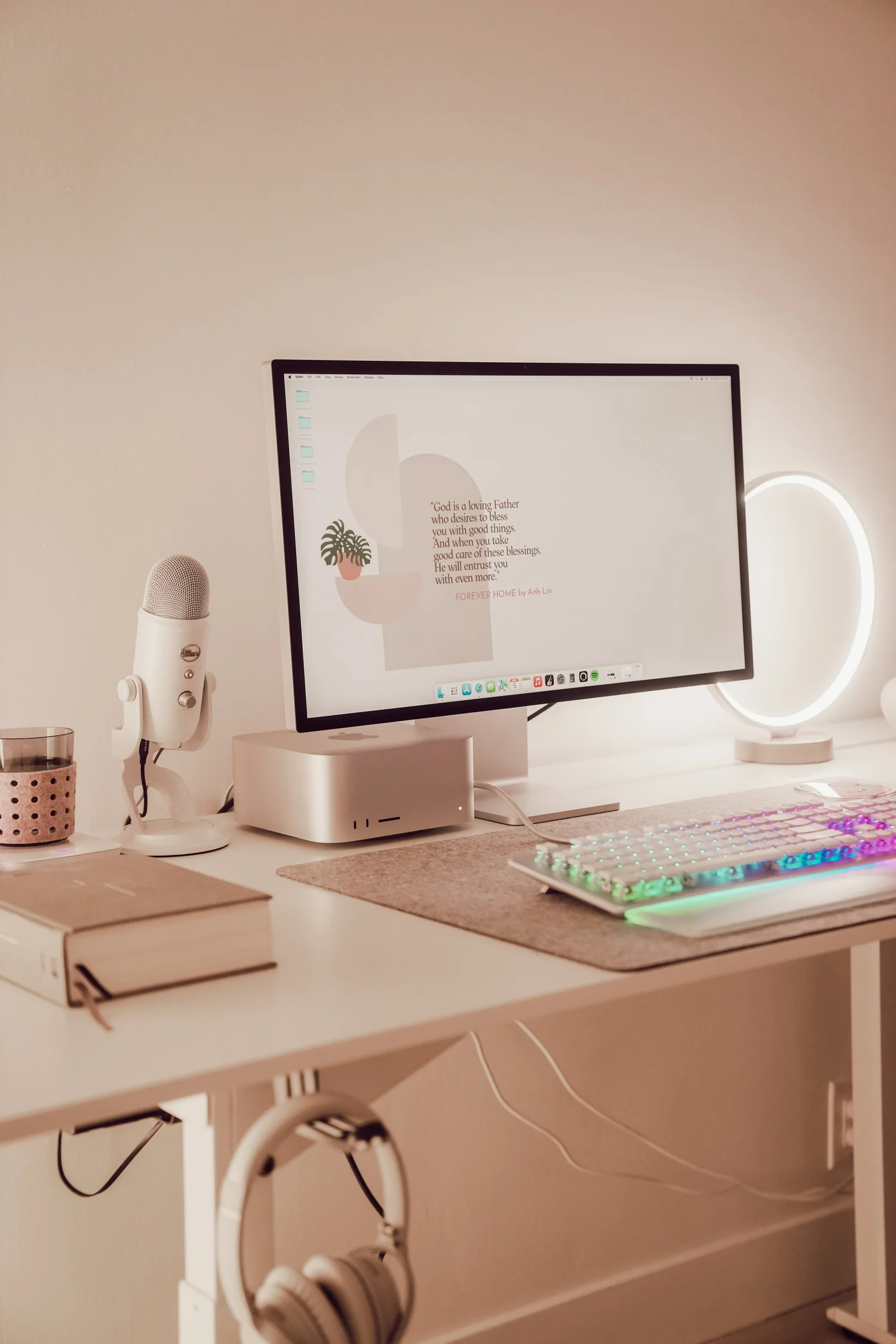 Girl and The Word - How to Create an Aesthetic & Organized Workspace!