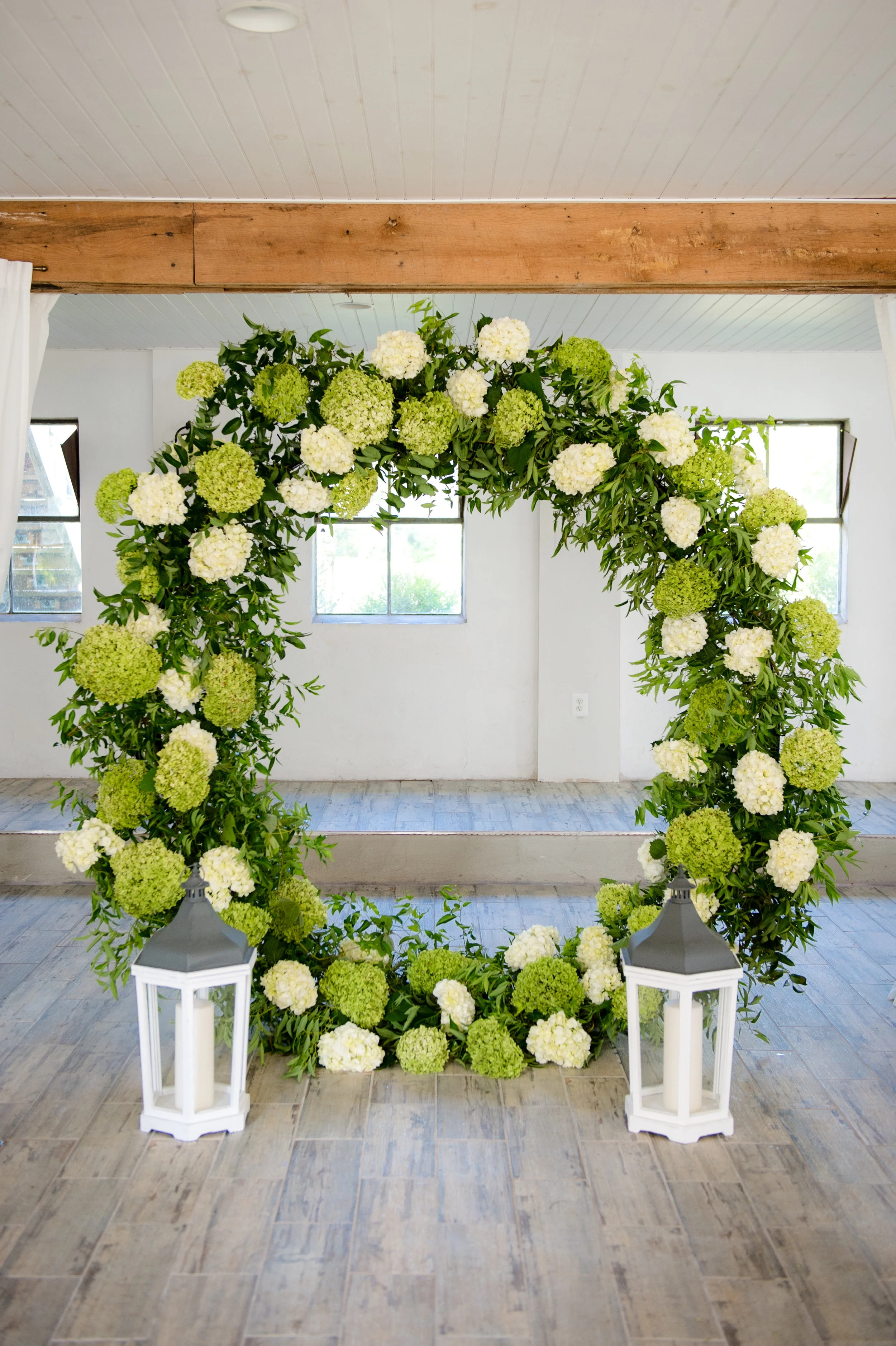 Round Wedding Ceremony Backdrop — Lark