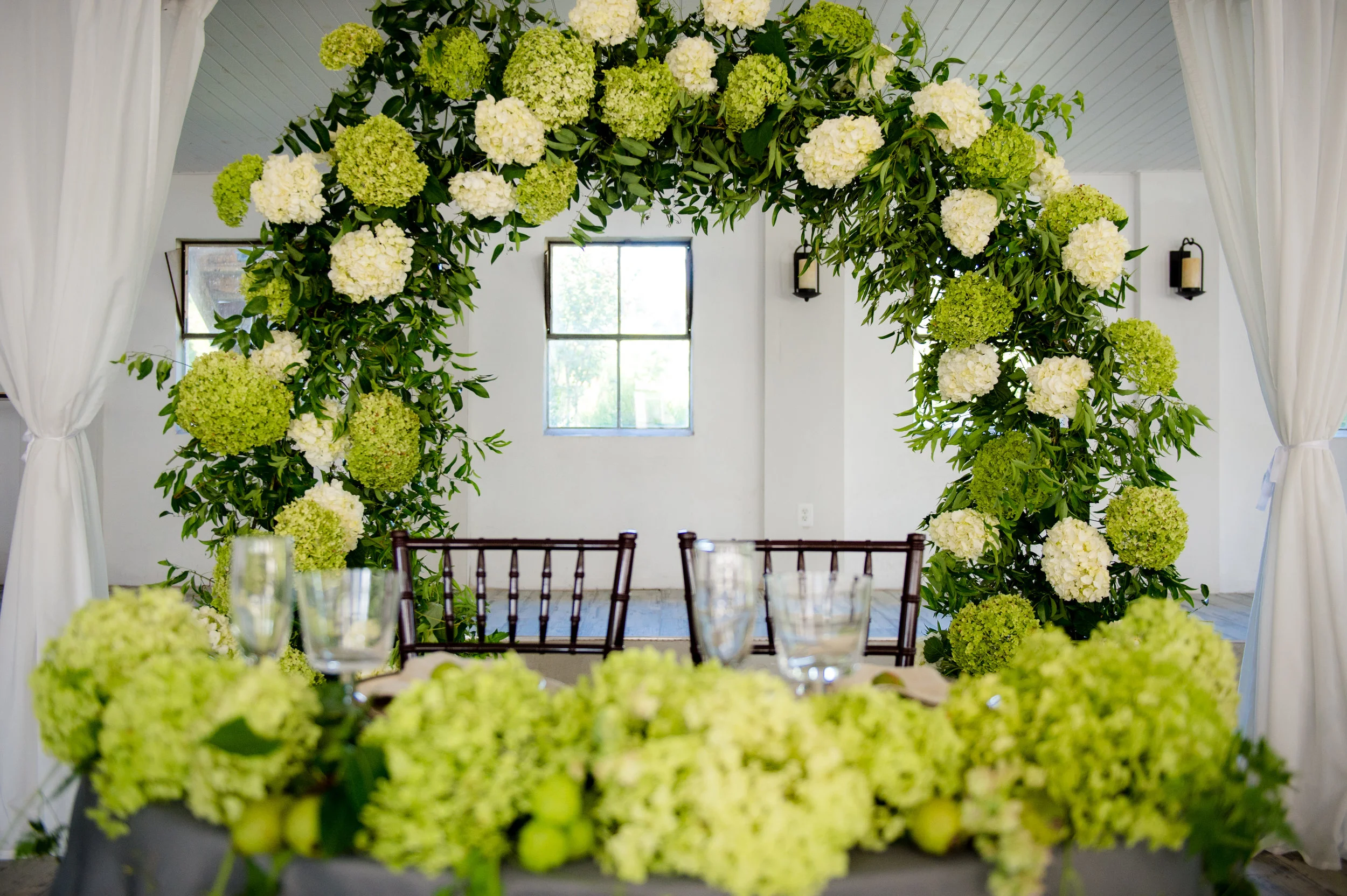 Round Wedding Ceremony Backdrop — Lark