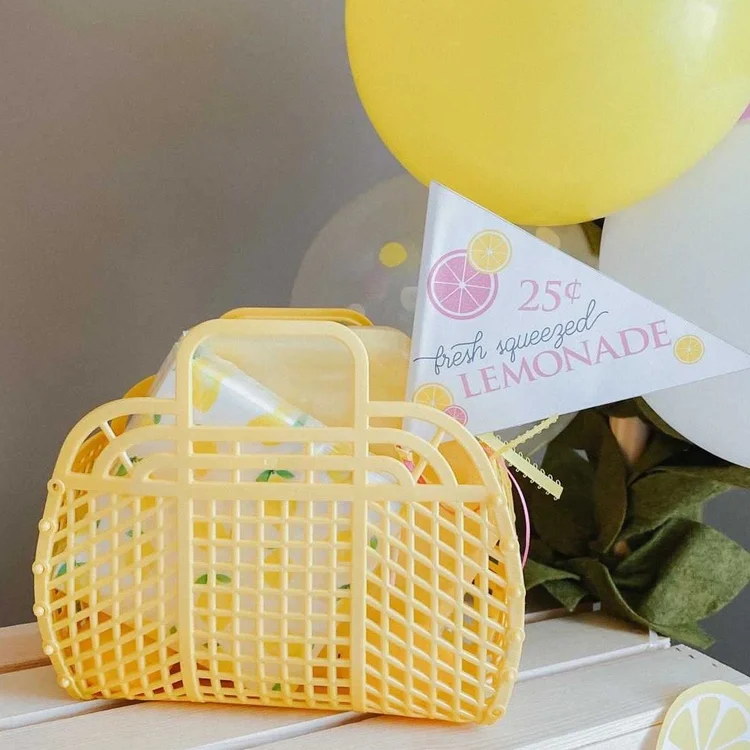 How to DIY a Lemonade Stand for Kids for Super Cute Photo Props