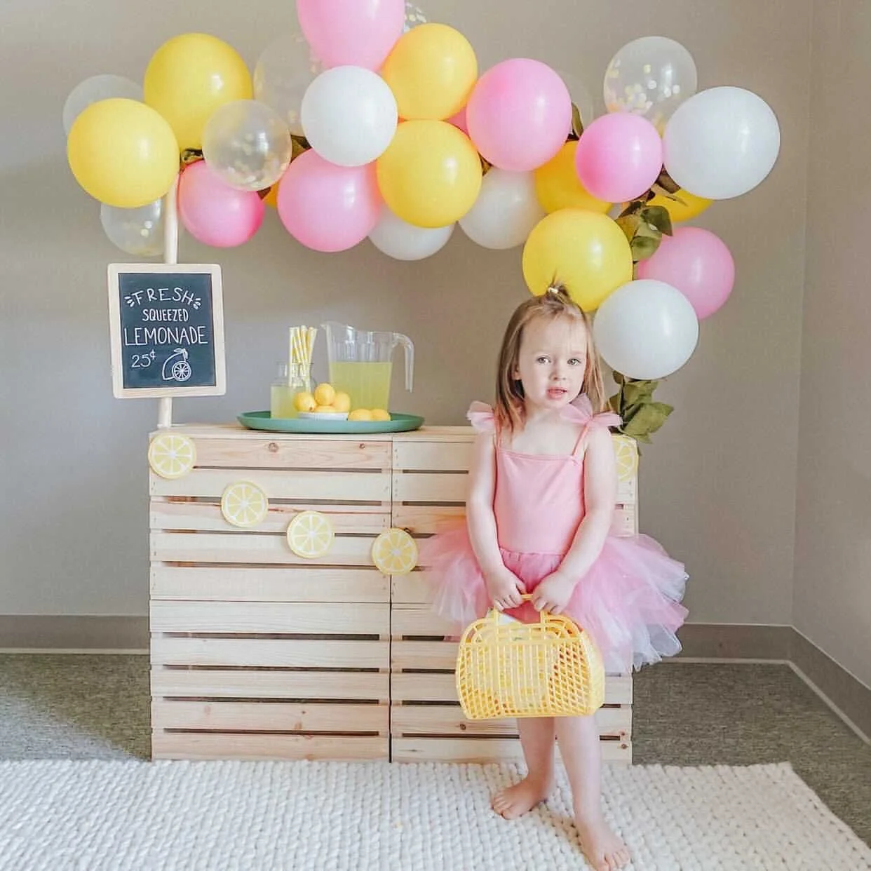 How to DIY a Lemonade Stand for Kids for Super Cute Photo Props
