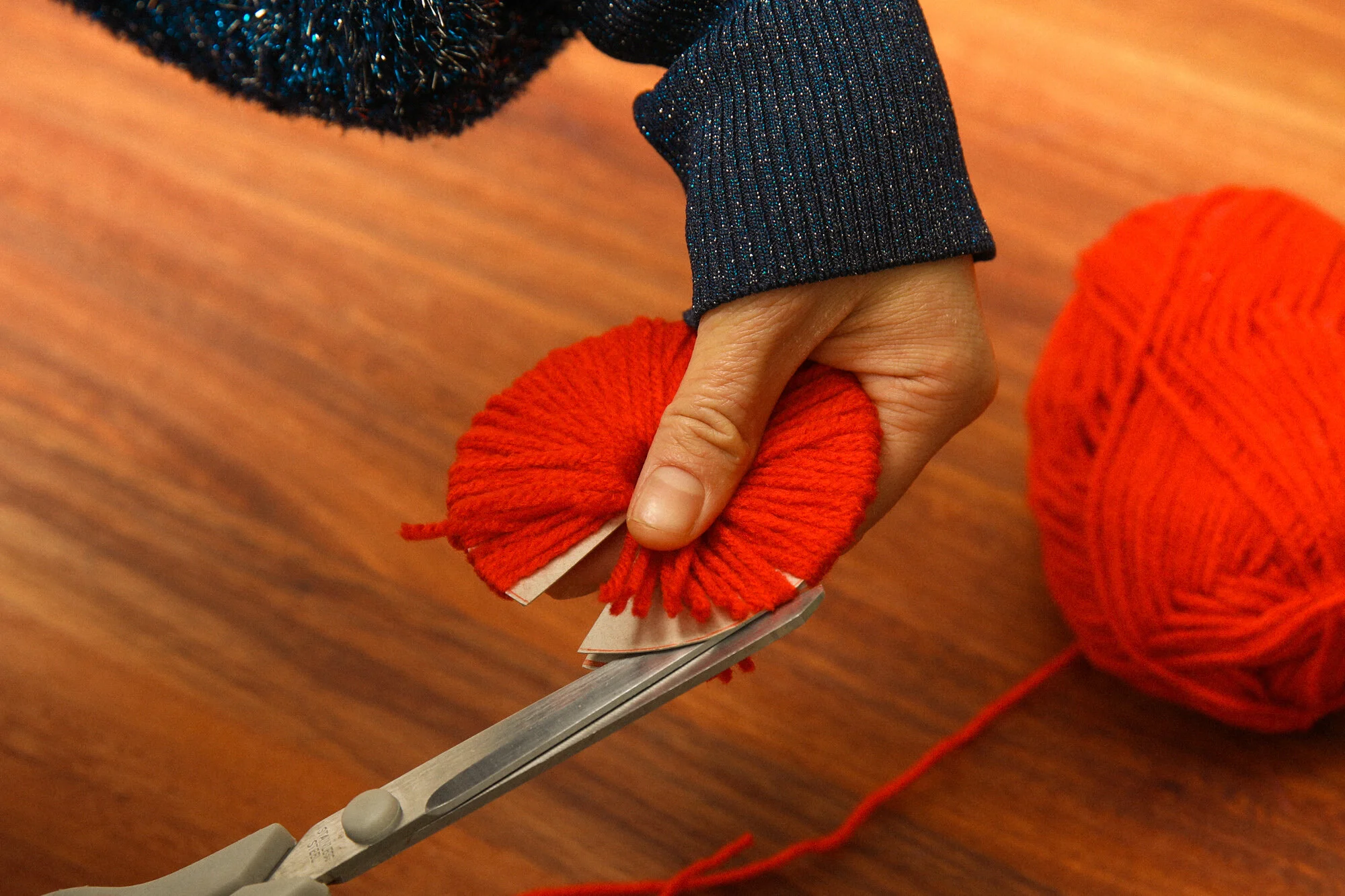 APPLE POM POMS — FURRY LITTLE PEACH