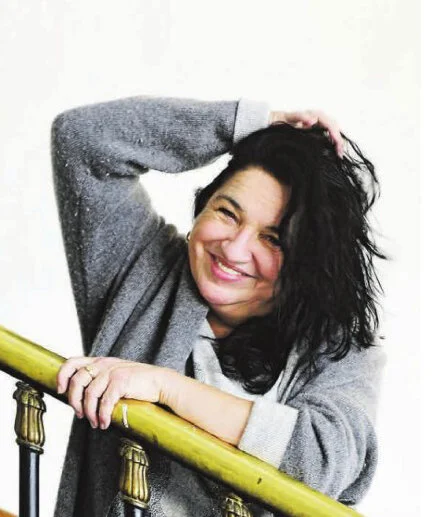 IM NOTFALL LACHEN – Porträt von Maria Happel im Falter 44/20 — Martin ...