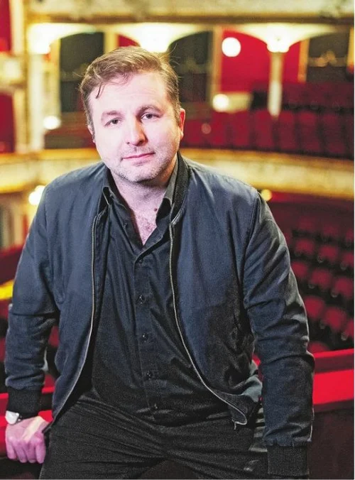 CHOREOGRAF IN CORDHOSE – Porträt von Jan Philipp Gloger im Falter 9/24 ...