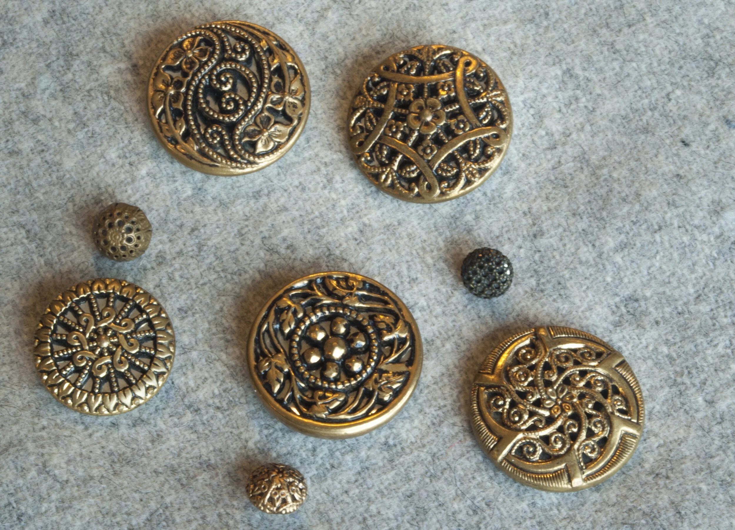 Learning Center — 183 Vintage Buttons