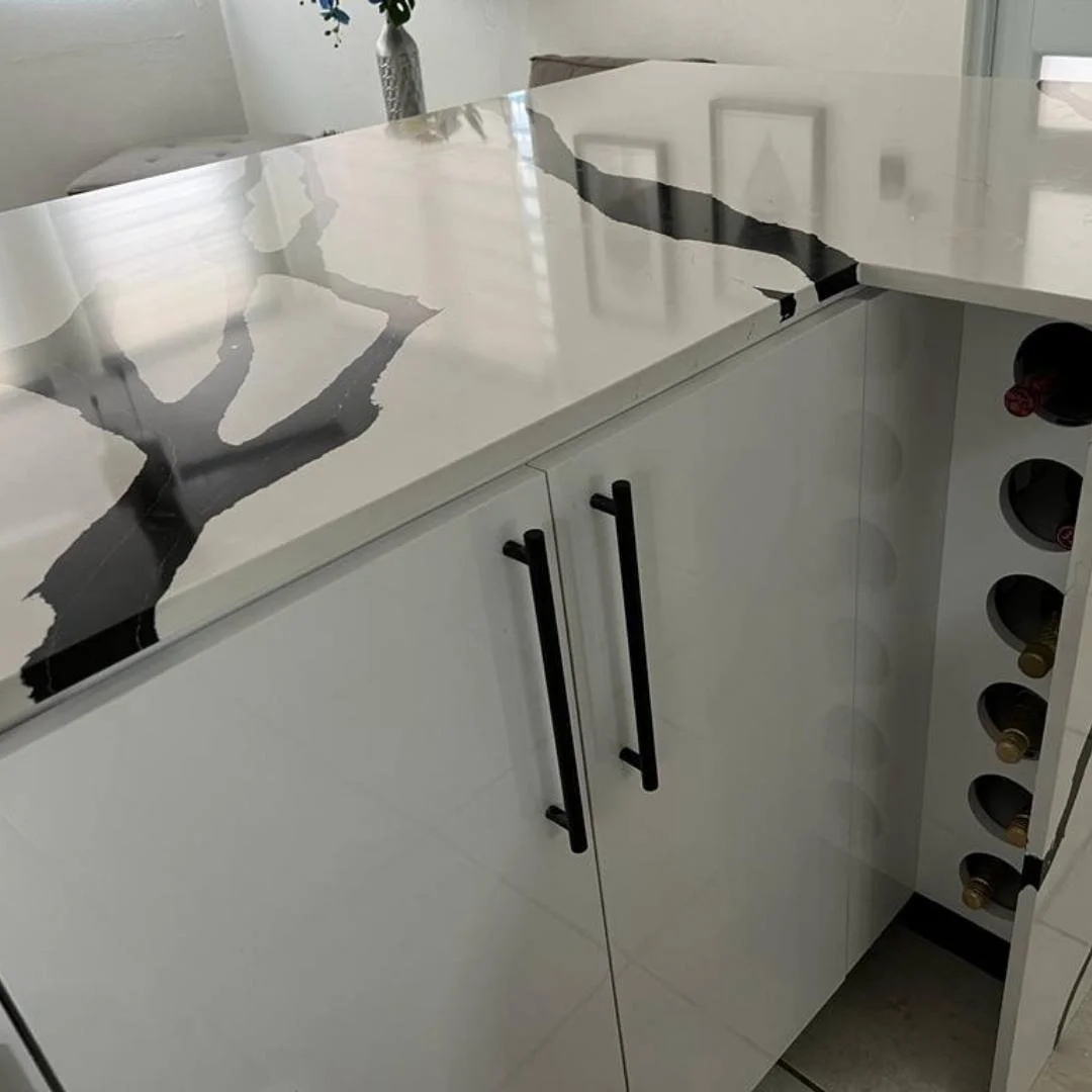 Cuarzo Ferrara Black con venas blancas y negras para topes de cocina en ...