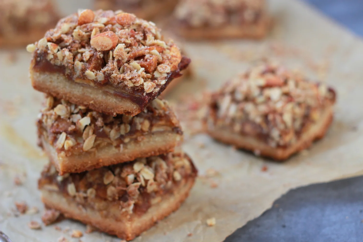 Apple, almond & salted date "caramel" shortbread crumble bars (Gluten ...