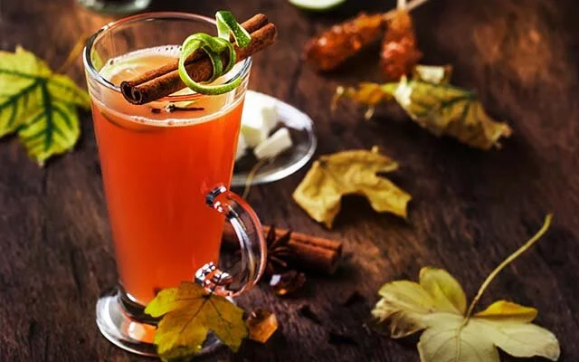 This toffee apple-inspired gin cocktail is a yummy autumn alternative ...