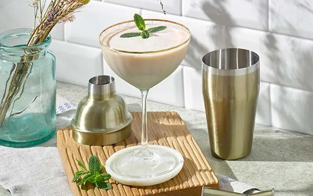 This creamy mint cocktail is a dreamy alternative to dessert! — Craft ...