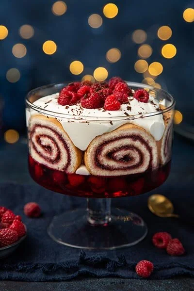 This festive RASPBERRY GIN TRIFLE is the perfect Christmas dessert ...