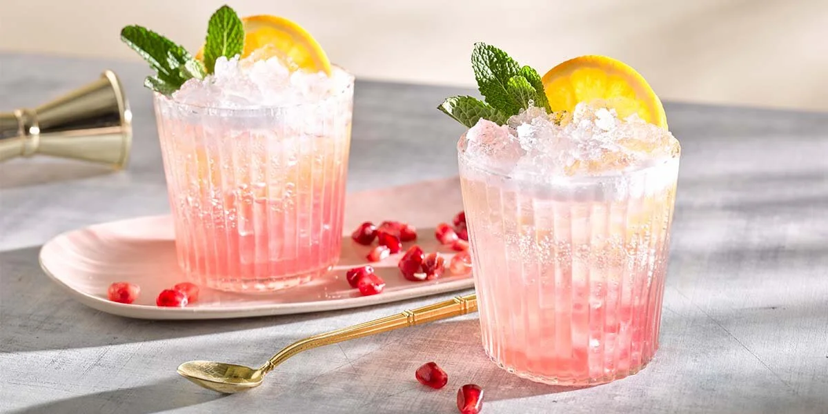 This pink lemonade gin cocktail is super simple, sweet and stunning ...