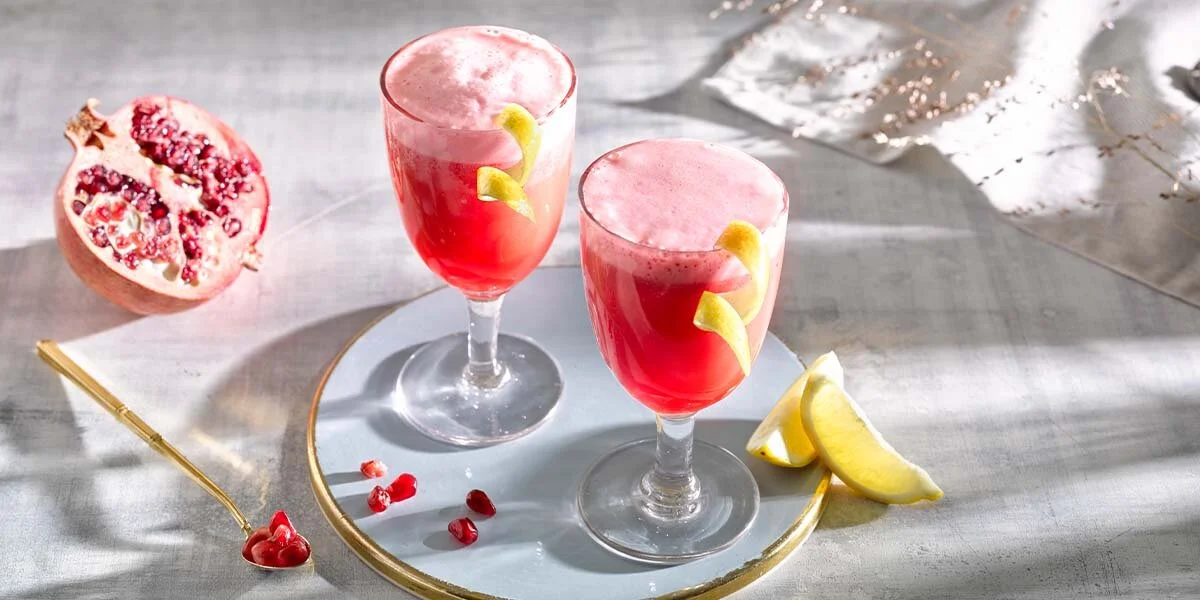 This pink lemonade gin cocktail is super simple, sweet and stunning ...