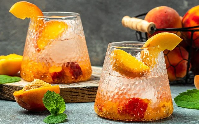 This fabulous Peach Gin Spritz mixes gin with peach schnapps and ...