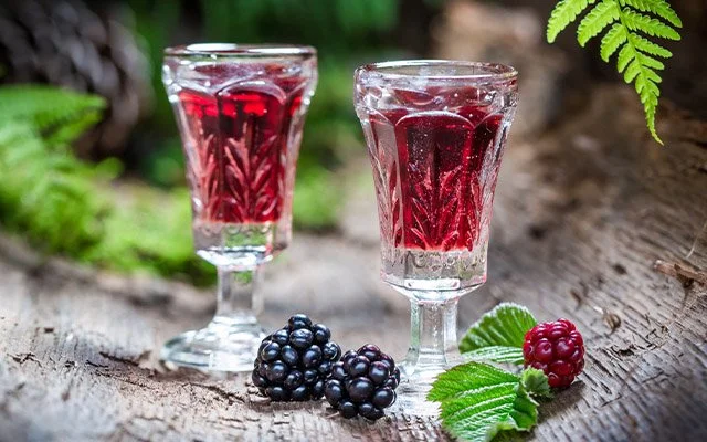 It's time to master the classic Bramble cocktail recipe! — Craft Gin ...