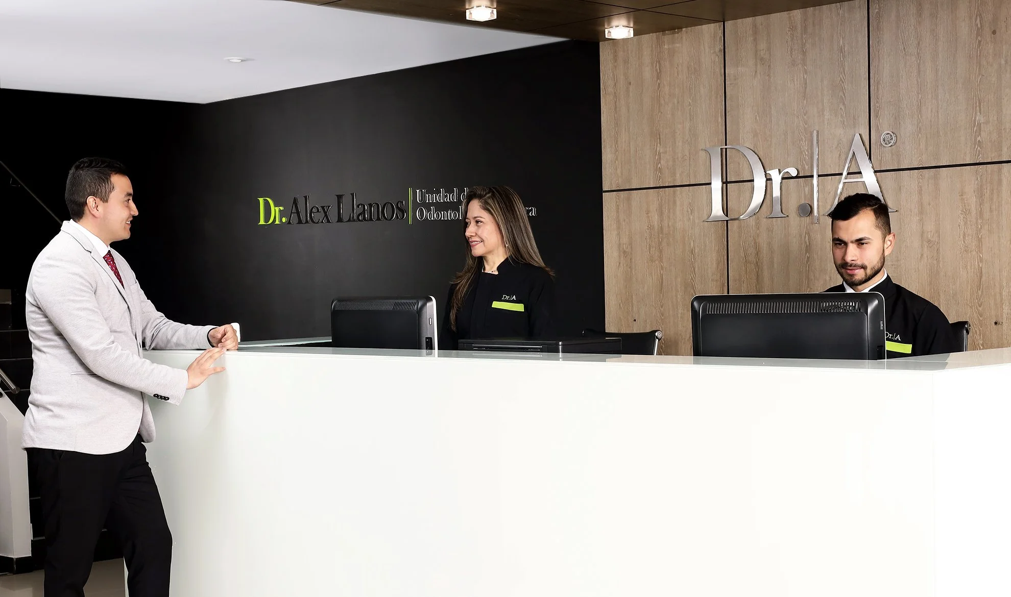 Dr. Alex Llanos Unidad de Odontología Estética - Dr.|A Odontología