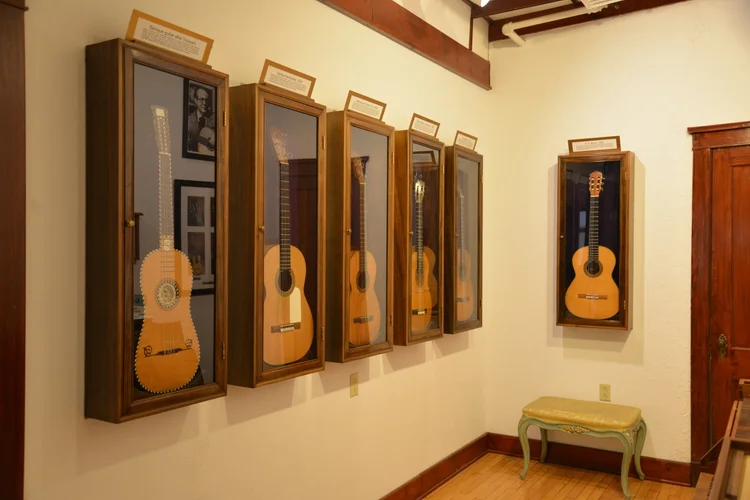 R. E. Bruné, Luthier