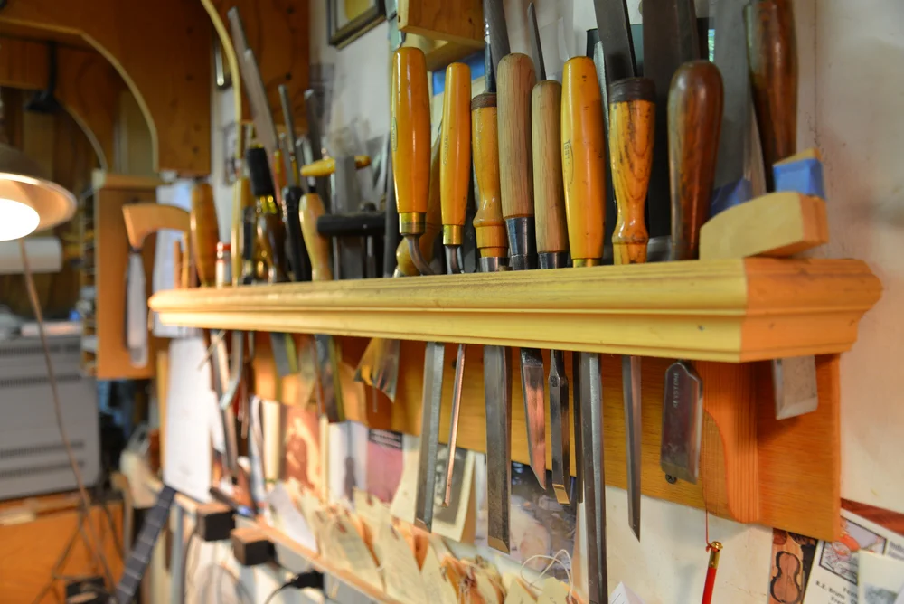 R. E. Bruné, Luthier