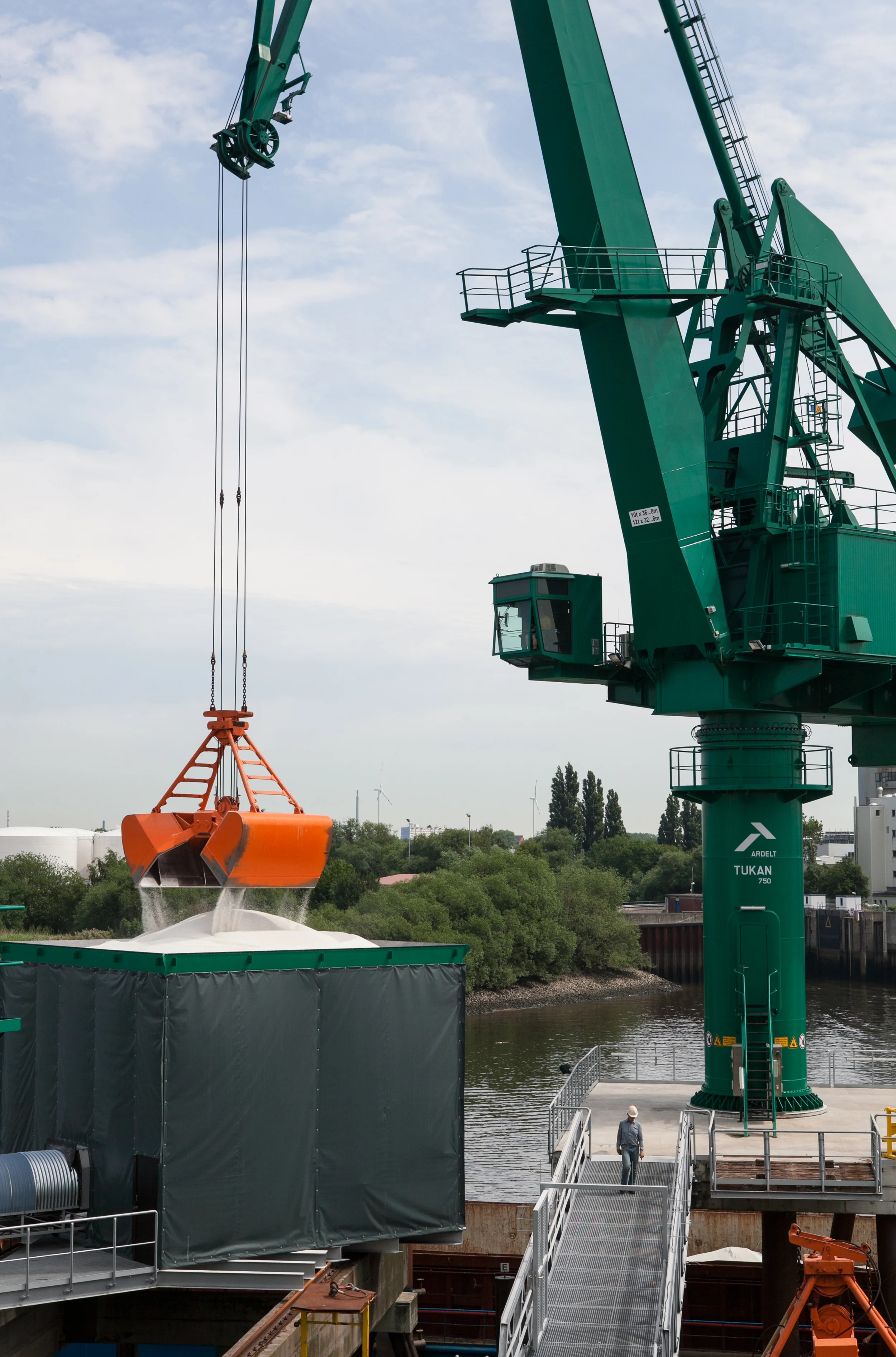 Stevedoring Hamburg — Louis Hagel GmbH & Co. KG - Hafenumschlag im ...
