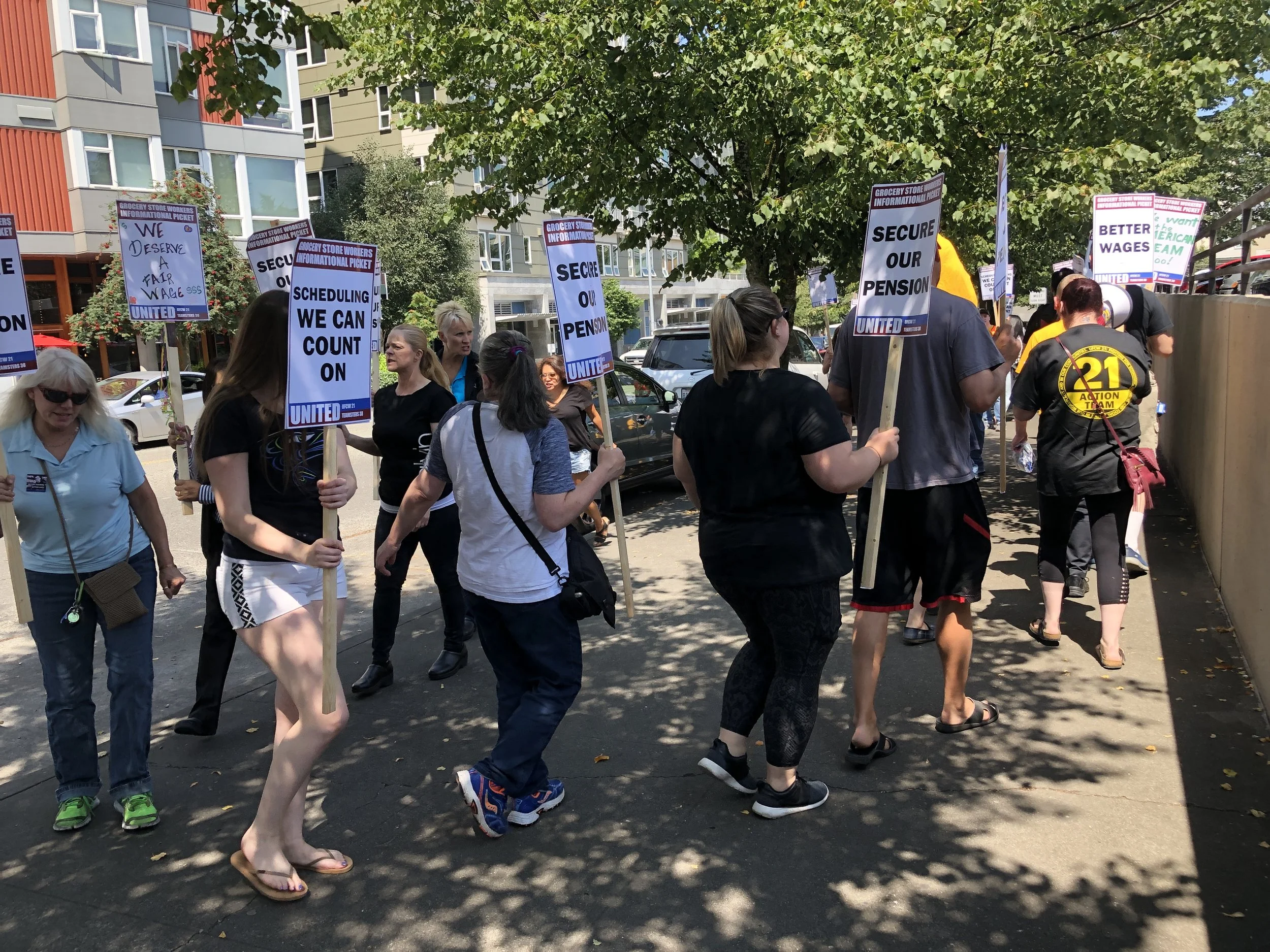 Grocery Store Bargain Informational Picket Photos — UFCW 3000