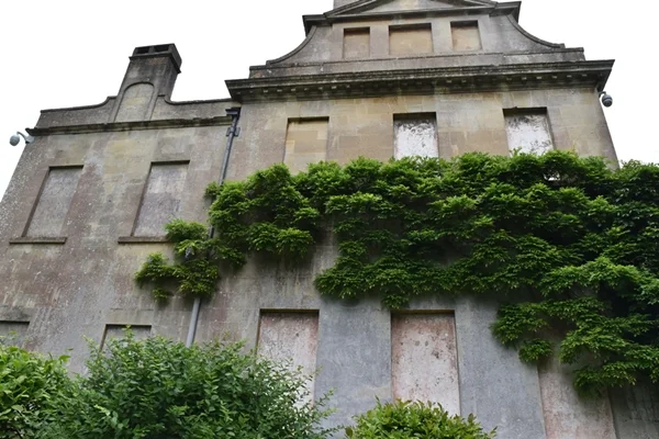 "How many kinds of sweet flowers grow, in an English country garden ...