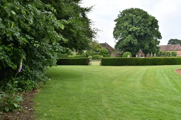 "How many kinds of sweet flowers grow, in an English country garden ...