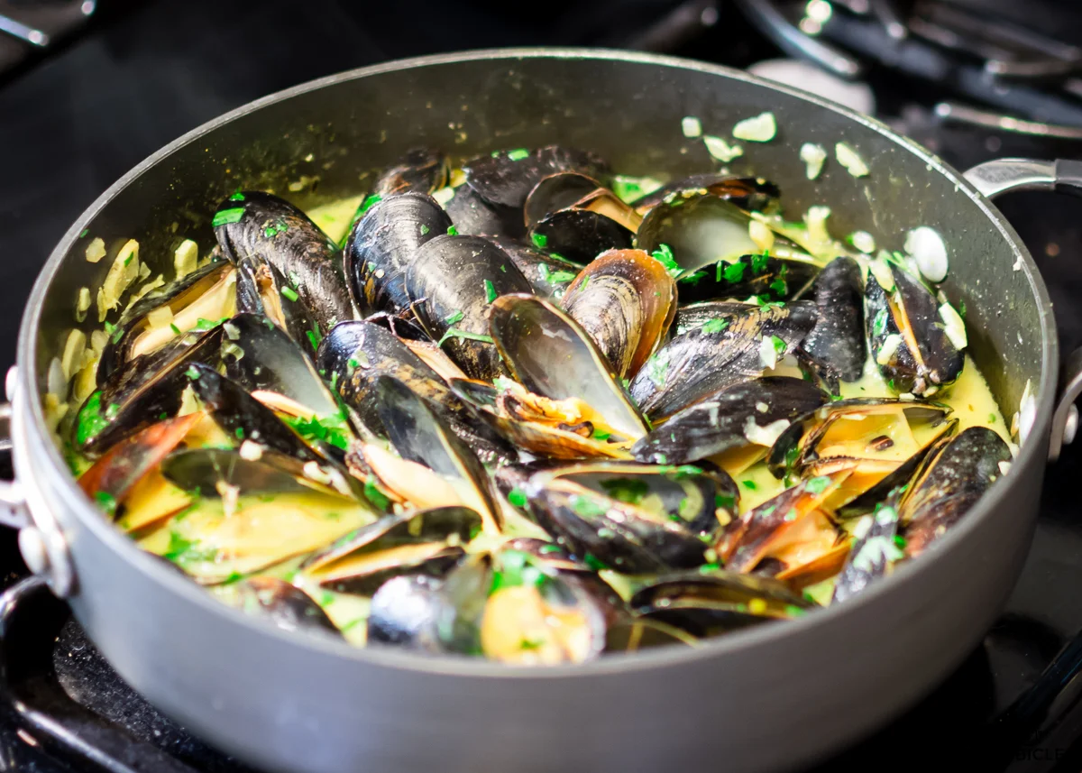 PEI Mussels with Lemongrass Coconut Curry | gourmetcubicle