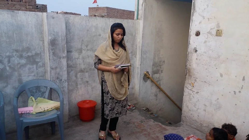 Feeding Children in Multan Pakistan — CEEC International