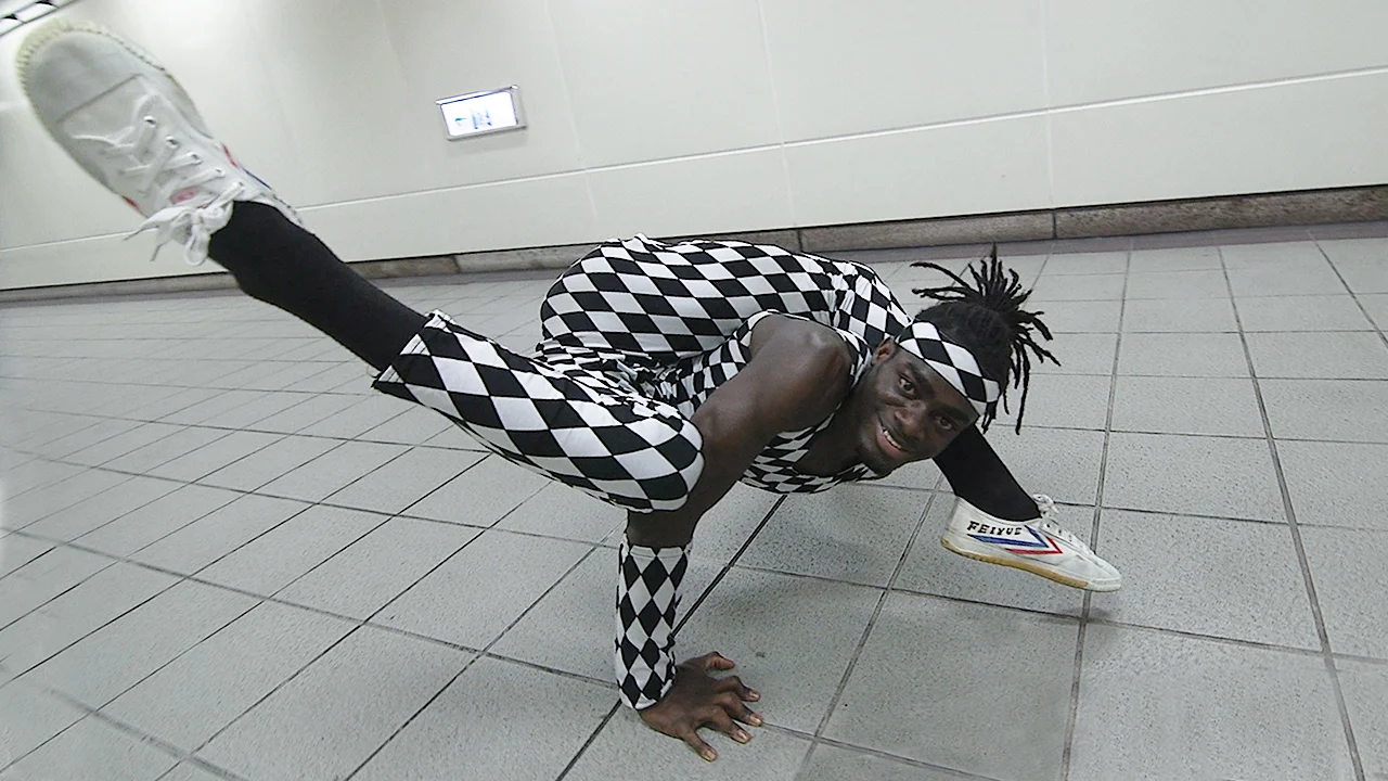 Crazy Contortionist Fits His Body Through a Tennis Racket — Kuma Films