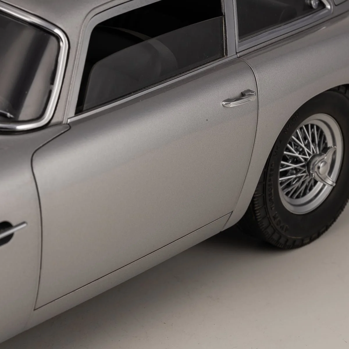 ASTON MARTIN DB5 1:8 SCALE MODEL "JAMES BOND GOLDFINGER" BY EAGLEMOSS ...