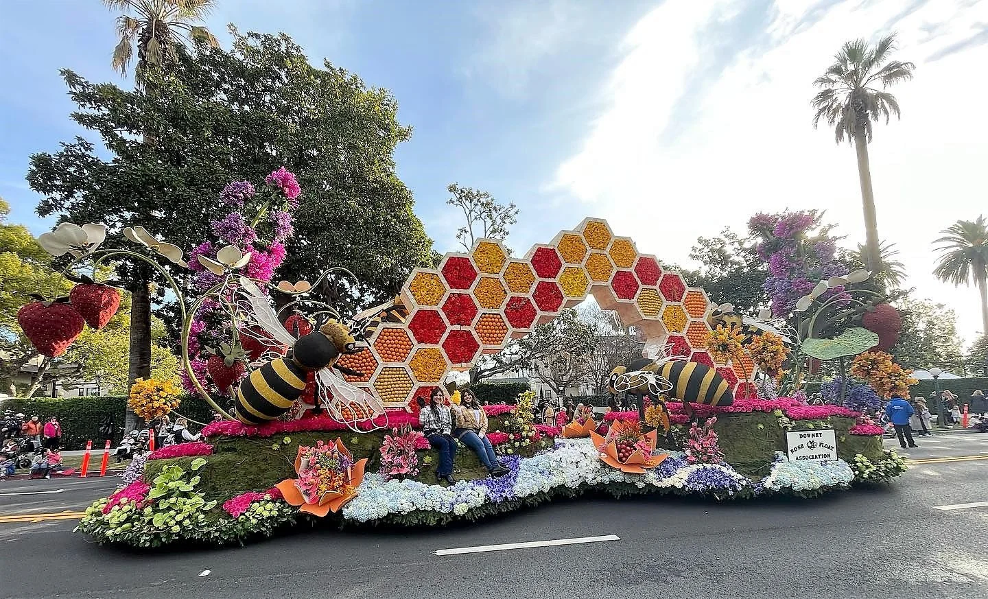 Downey float wins trophy for best floral presentation — The Downey Patriot