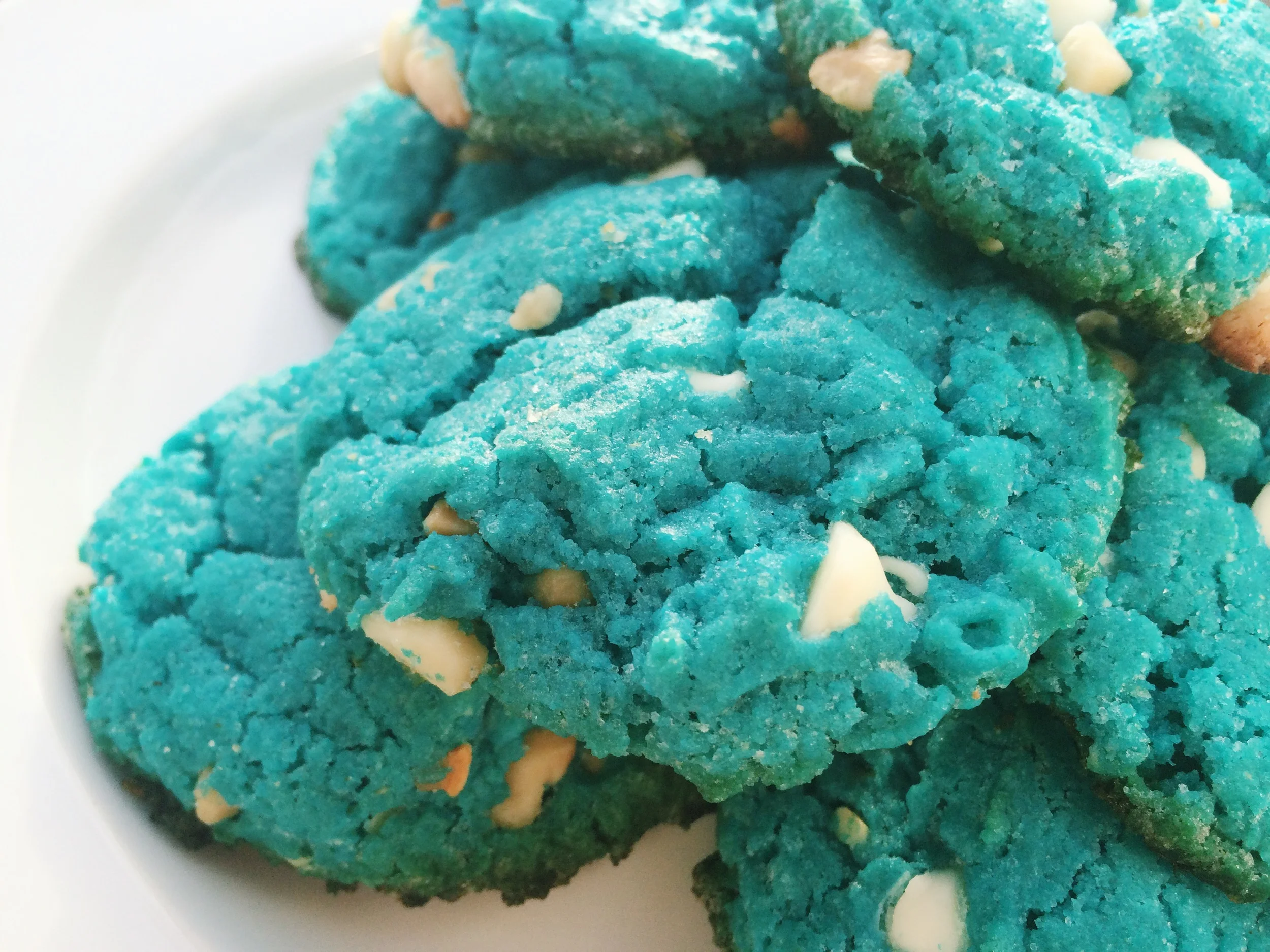 Blue & White Cake Mix Cookies (with white chocolate chips and macadamia ...