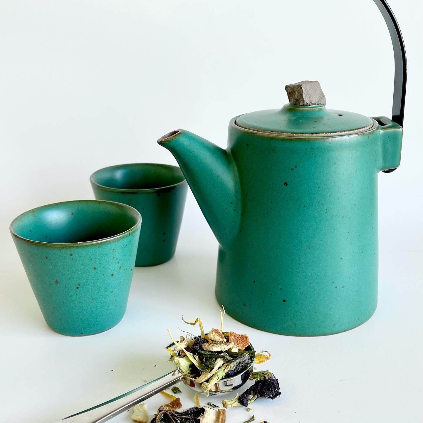 Pure Teas & Botanicals | Thés et Tisanes Pures