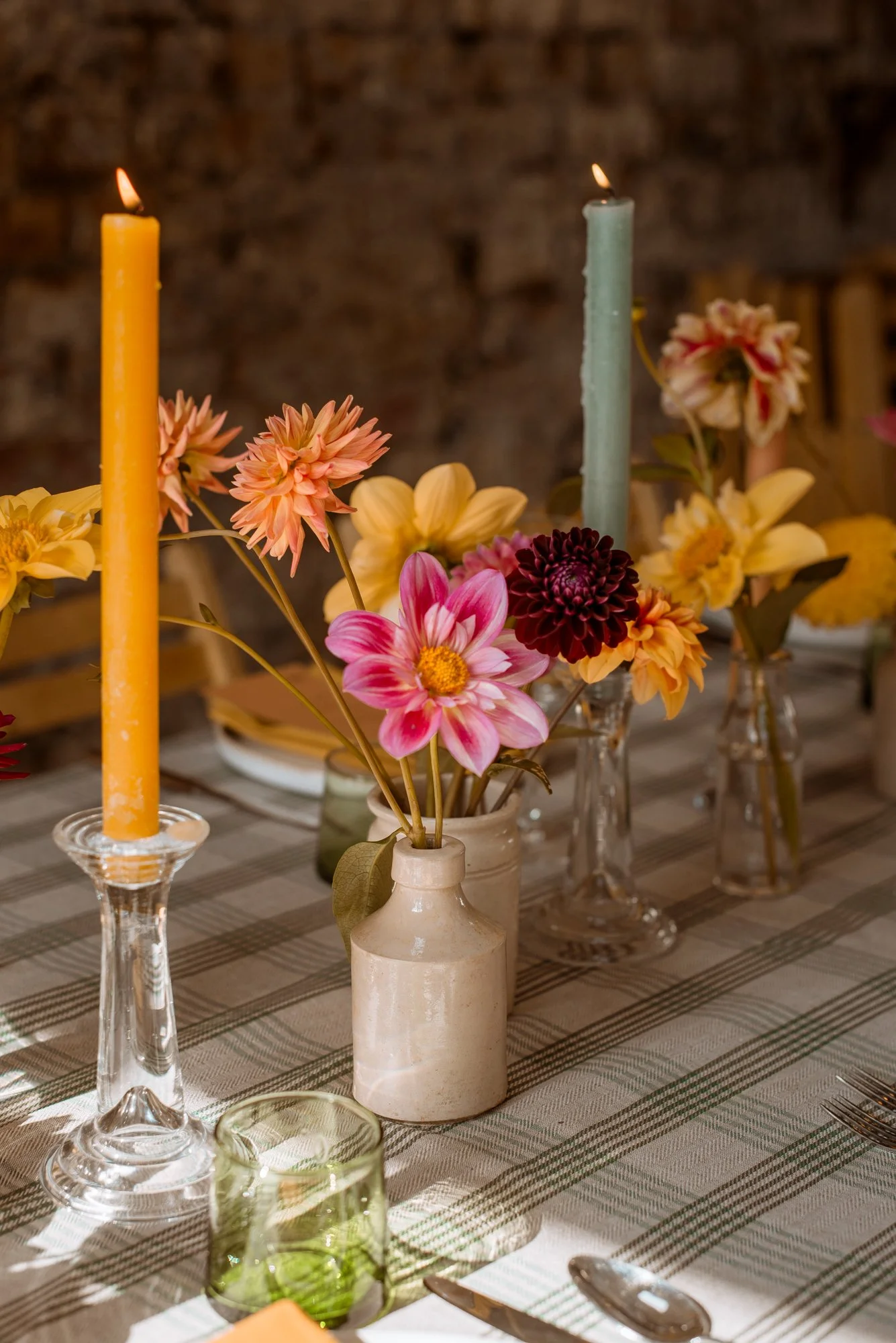 Wedding styling : a table of Dahlias