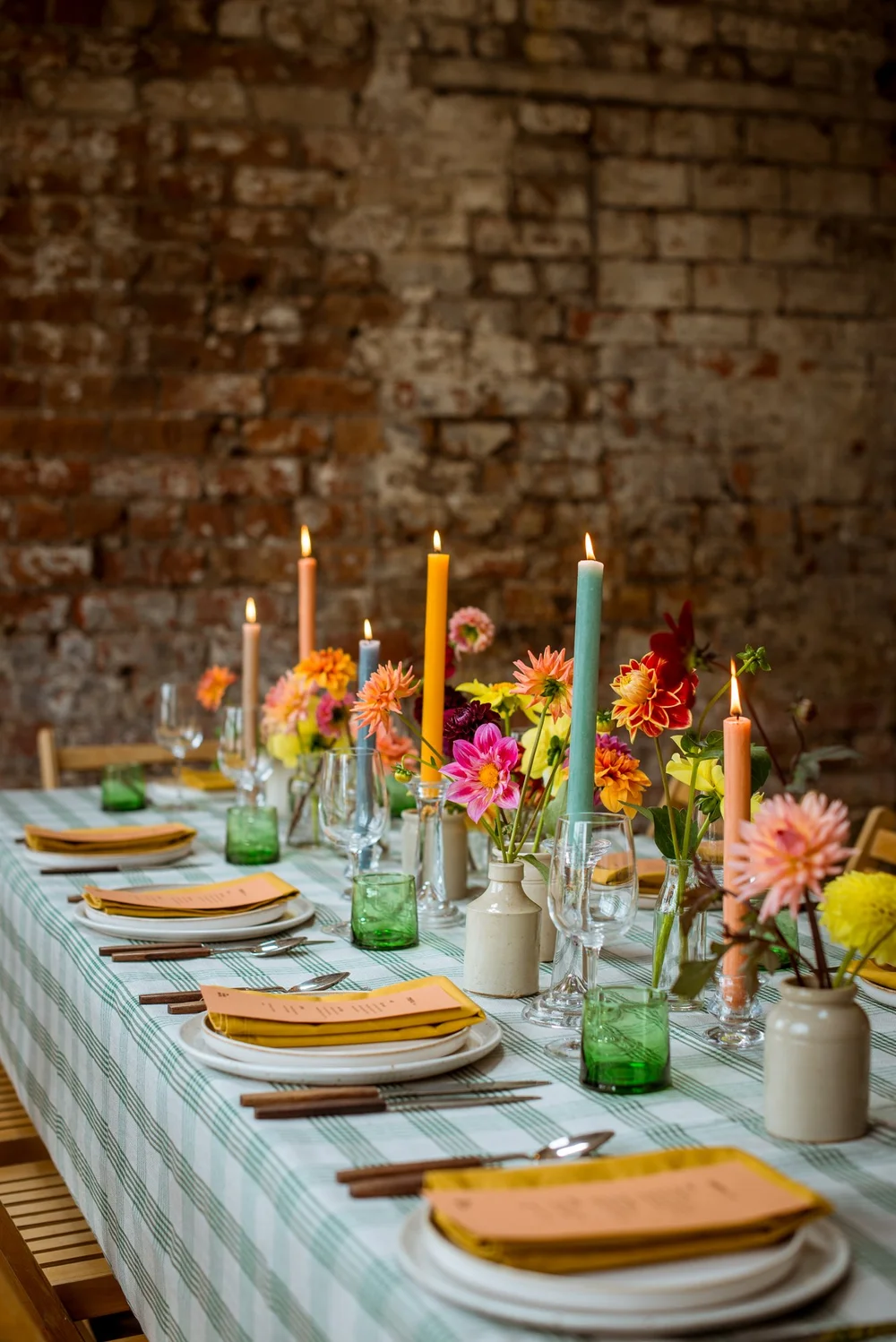 Wedding styling : a table of Dahlias