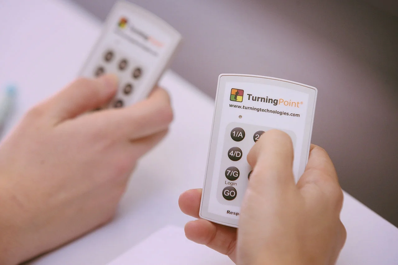 Using clickers in the classroom improves learning? Depends on the ...