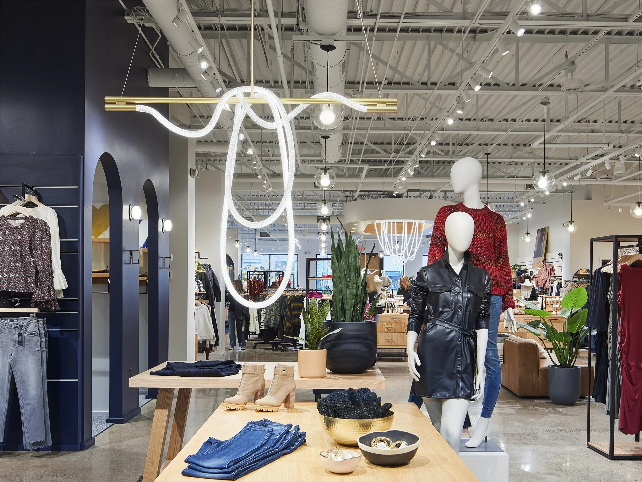 LUKE LAMP CO | CHANDELIERS