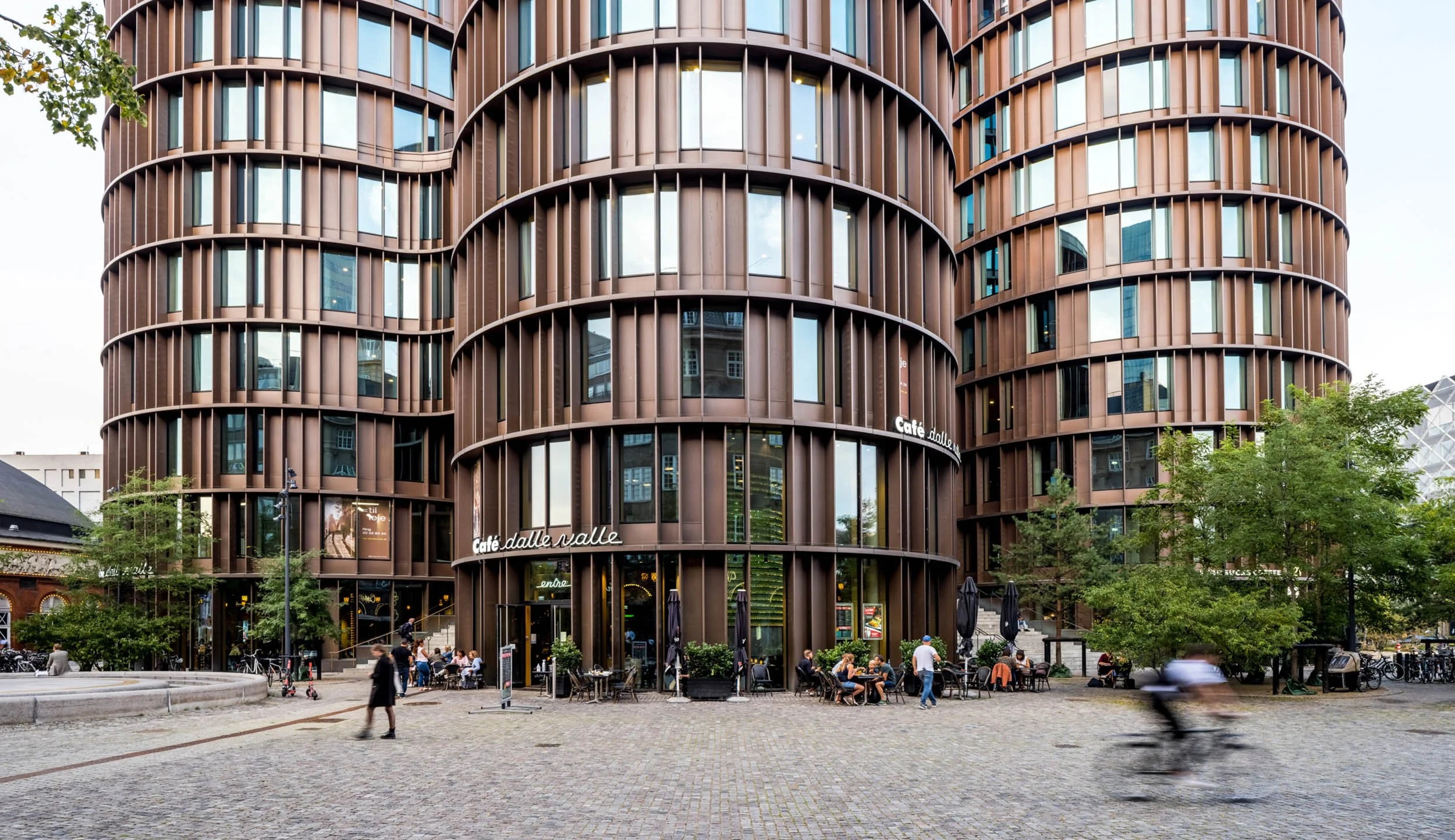 Axel Towers | Office Building | Commercial Architecture in the Urban Space