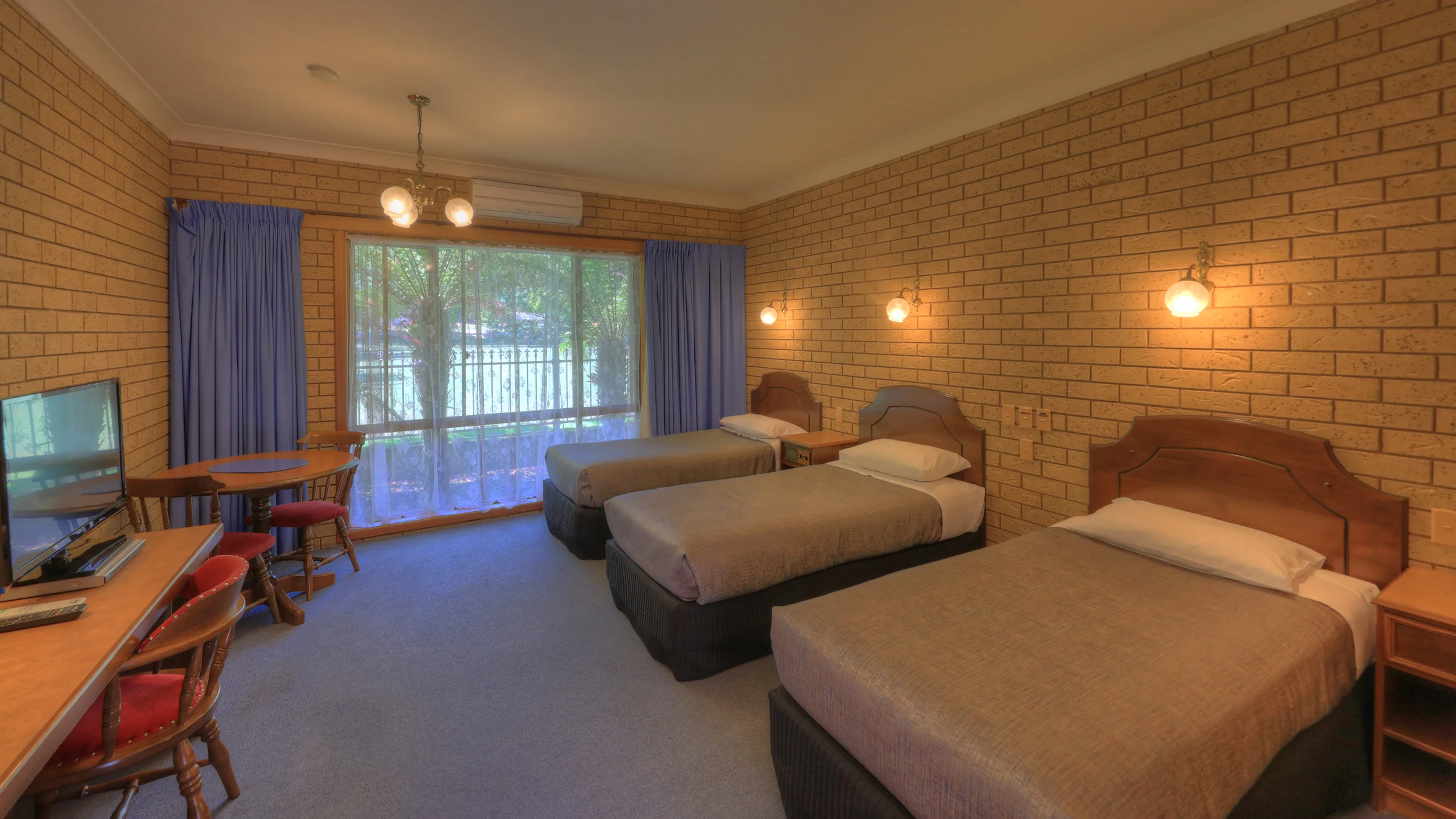 Stroll 100m to Bright CBD|John Bright Motor Inn
