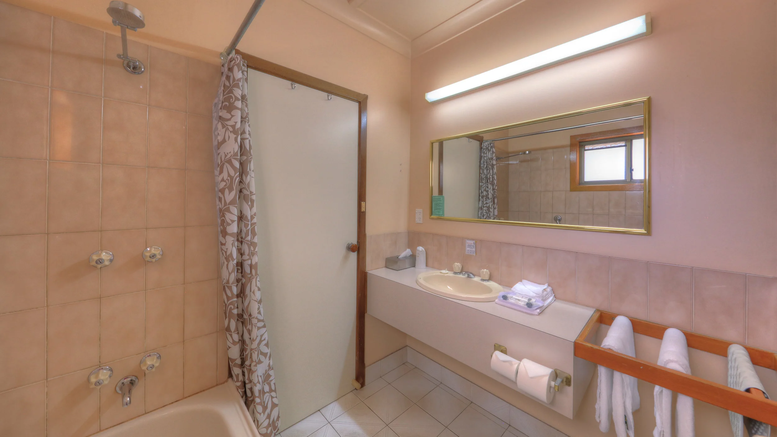 Rooms/rates for 2 — Barrass's John Bright Motor Inn