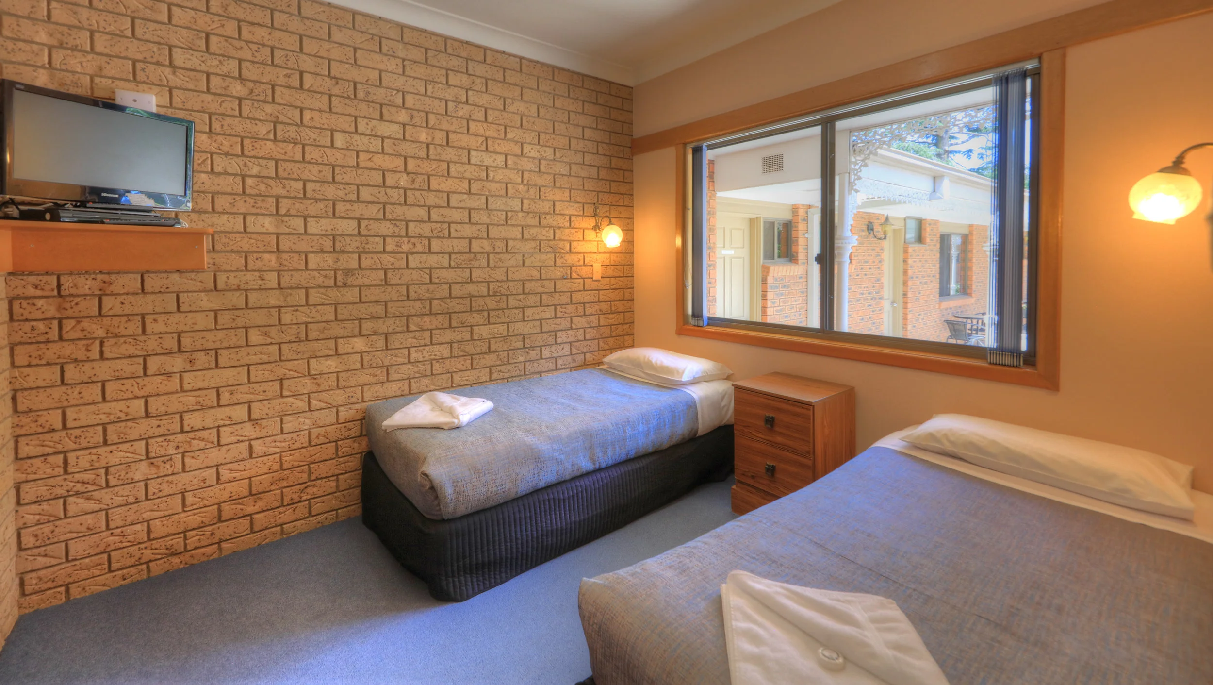 Rooms/rates for 3-6 — Barrass's John Bright Motor Inn