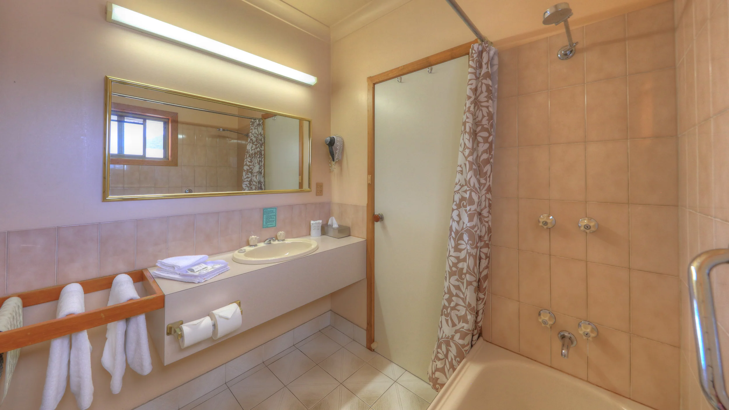 Rooms/rates for 3-6 — Barrass's John Bright Motor Inn