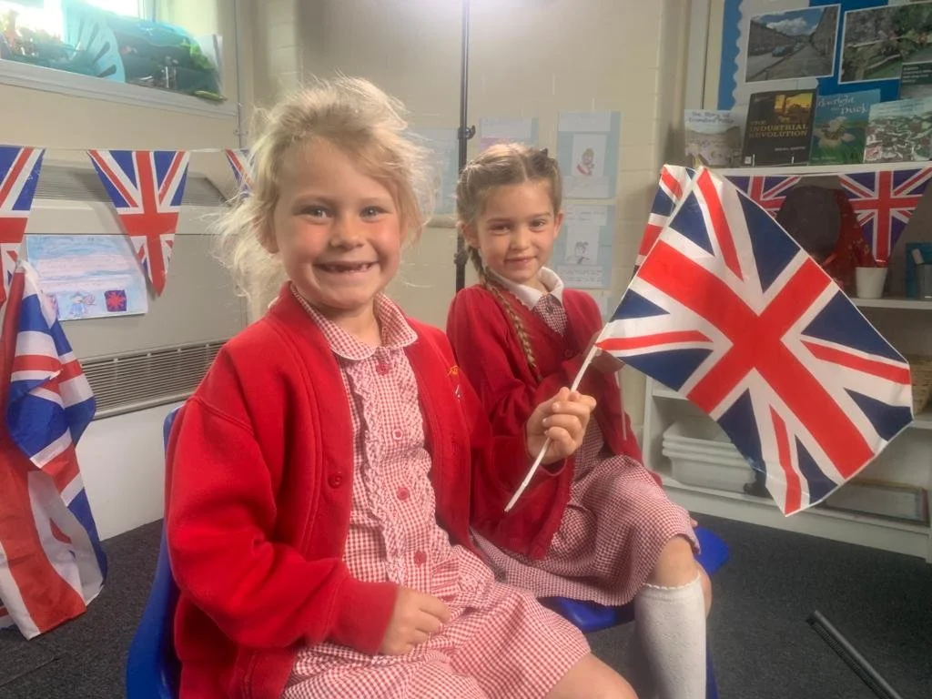 Horsley Woodhouse Primary School pupils celebrating Queen’s Platinum ...