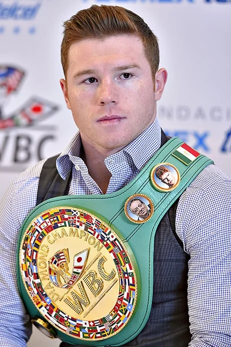 Canelo Alvarez presented with the WBC Middleweight World Title in ...