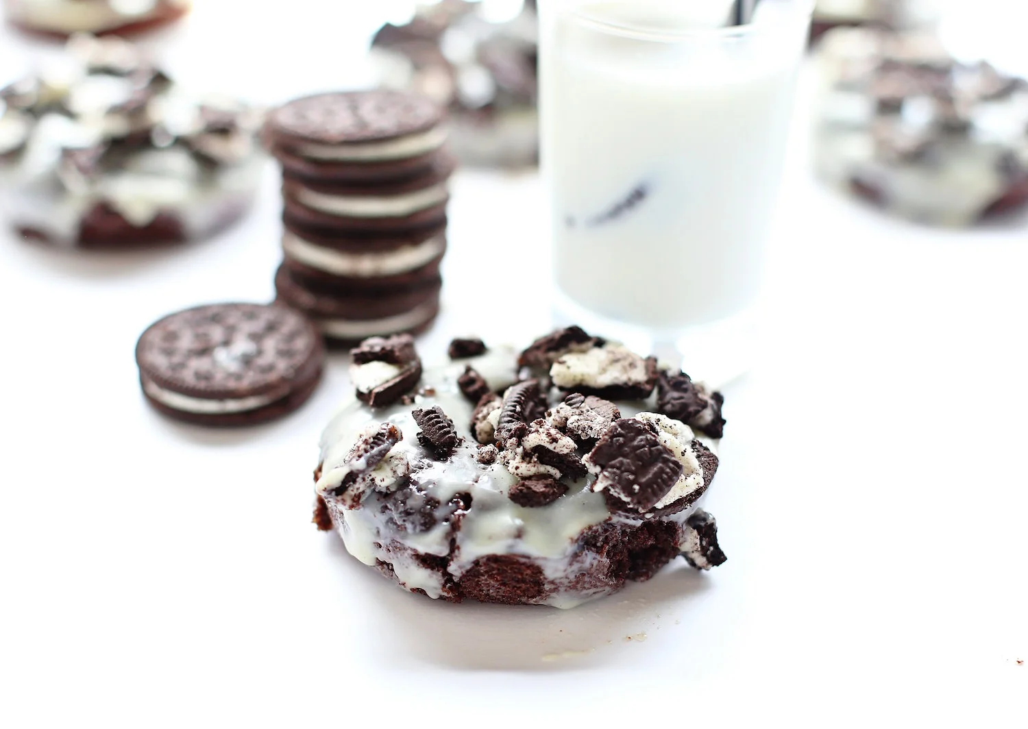 Baked Oreo Donuts with White Chocolate Glaze + Video | Truffles and Trends
