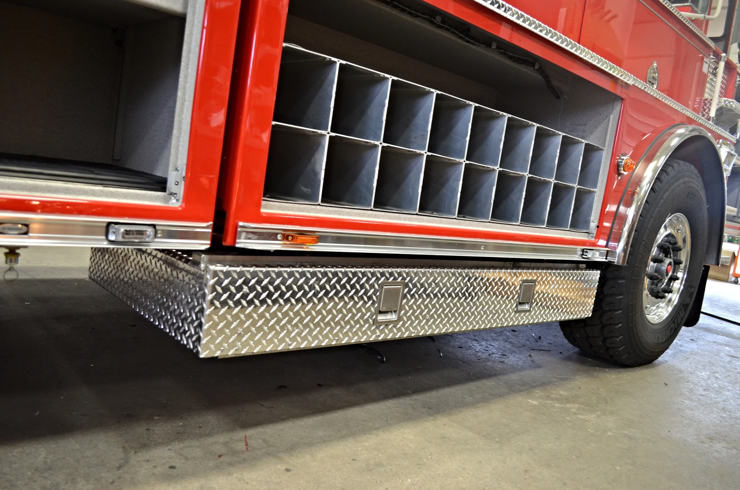Trailer compartment under the trailer — tractor drawn aerial