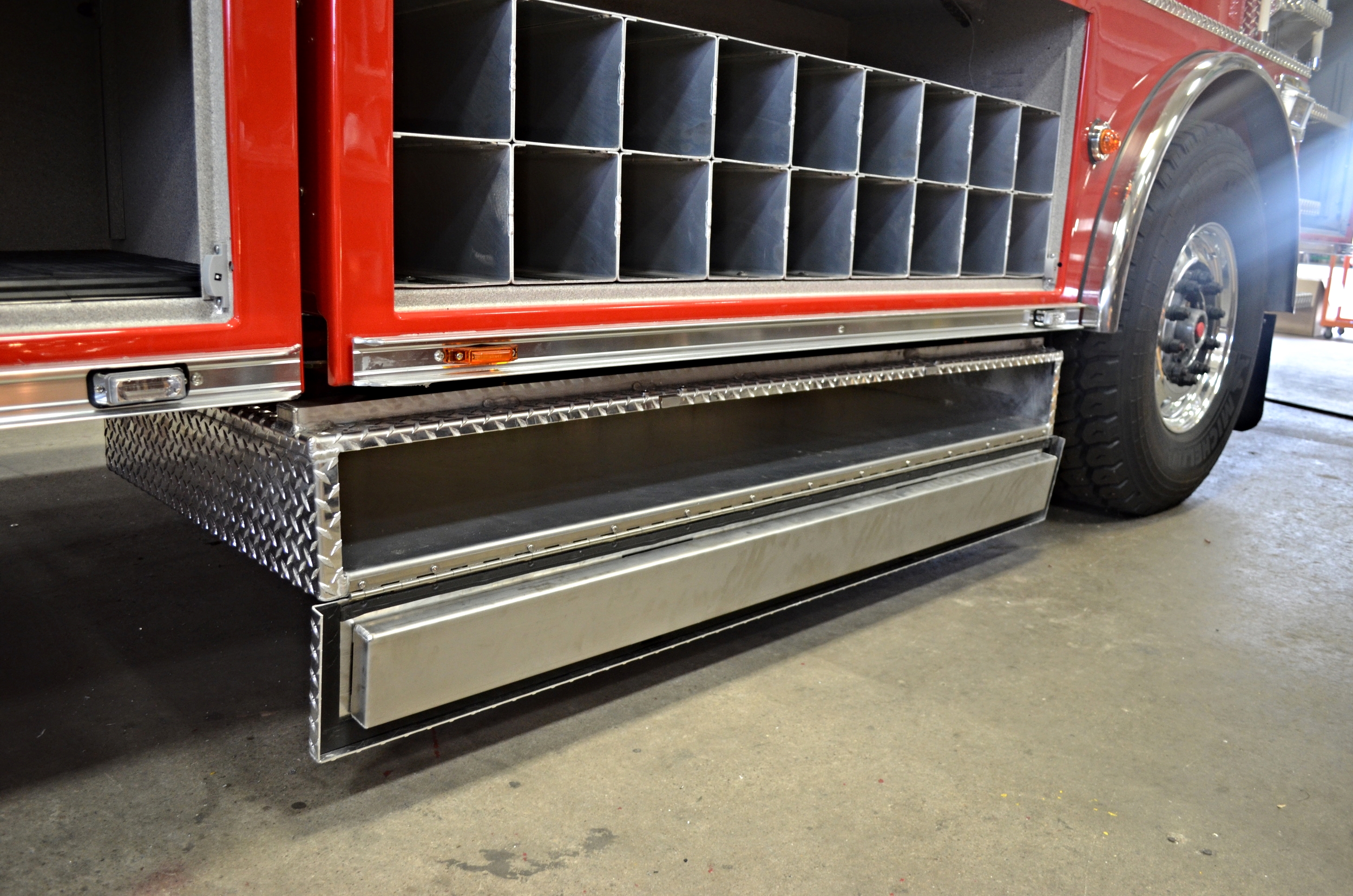 Trailer compartment under the trailer — tractor drawn aerial