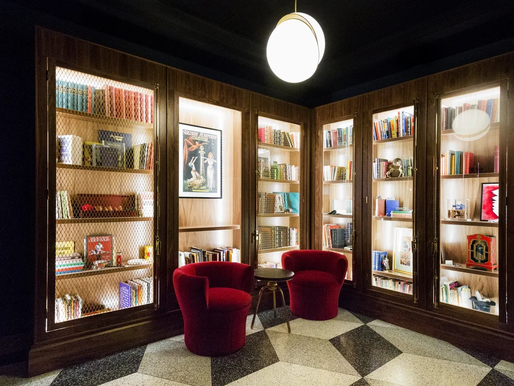 Art Deco-style Speakeasy and Theater | Chicago Magic Lounge | Magic Show