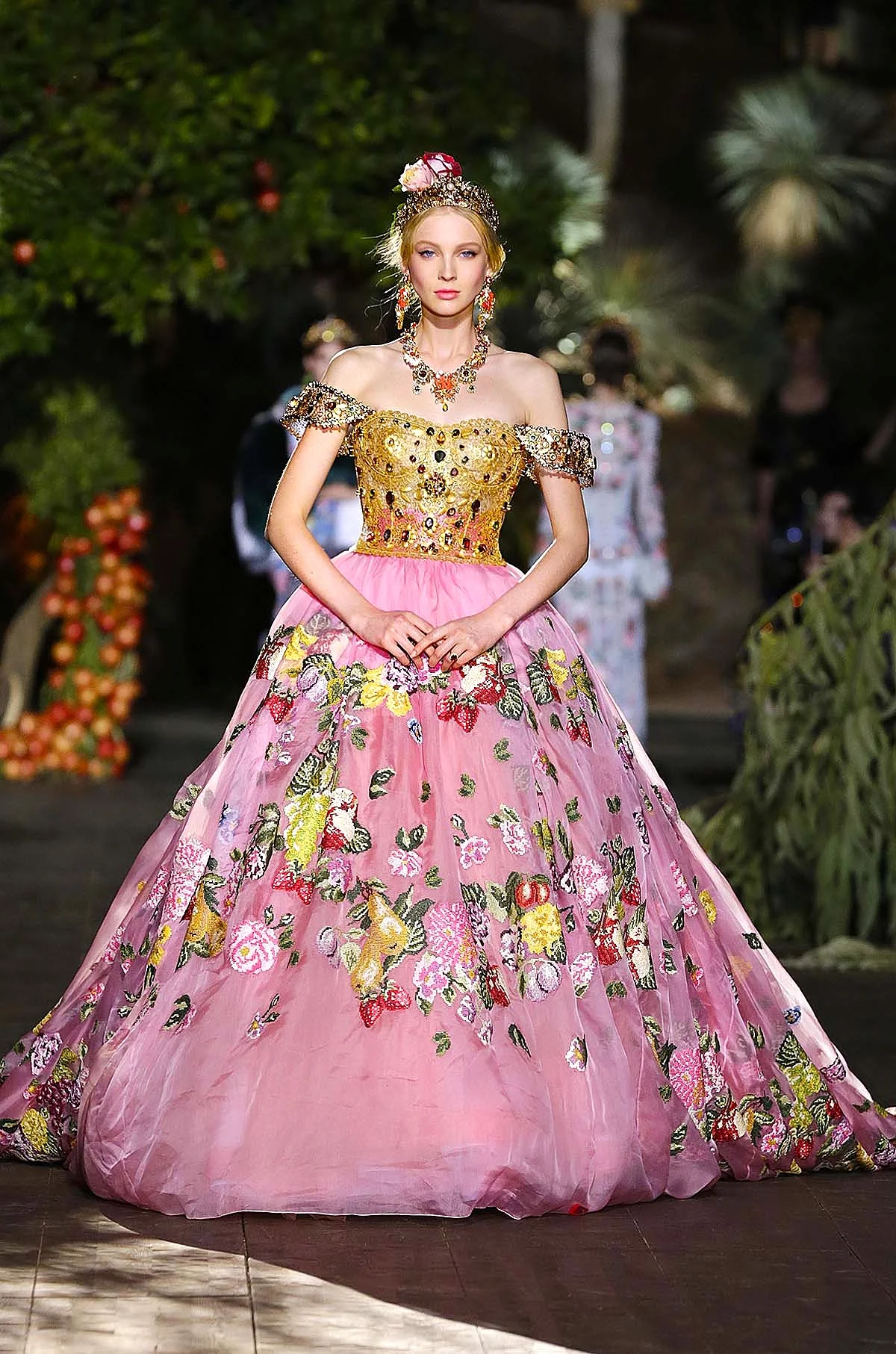 Dolce & Gabbana’s Midsummer Night’s Dream: Alta Moda Autumn/Winter 2015 ...